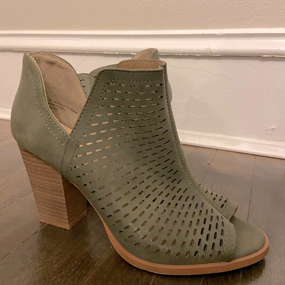 Restricted | Shoes | Restricted Olive Green Heel | Poshmark